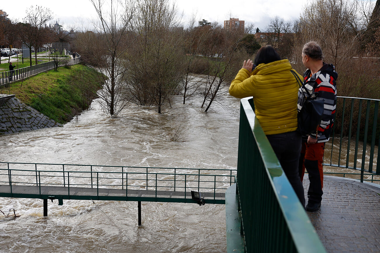 Borrasca Martinho: las imágenes del temporal: Dos personas observan en ...