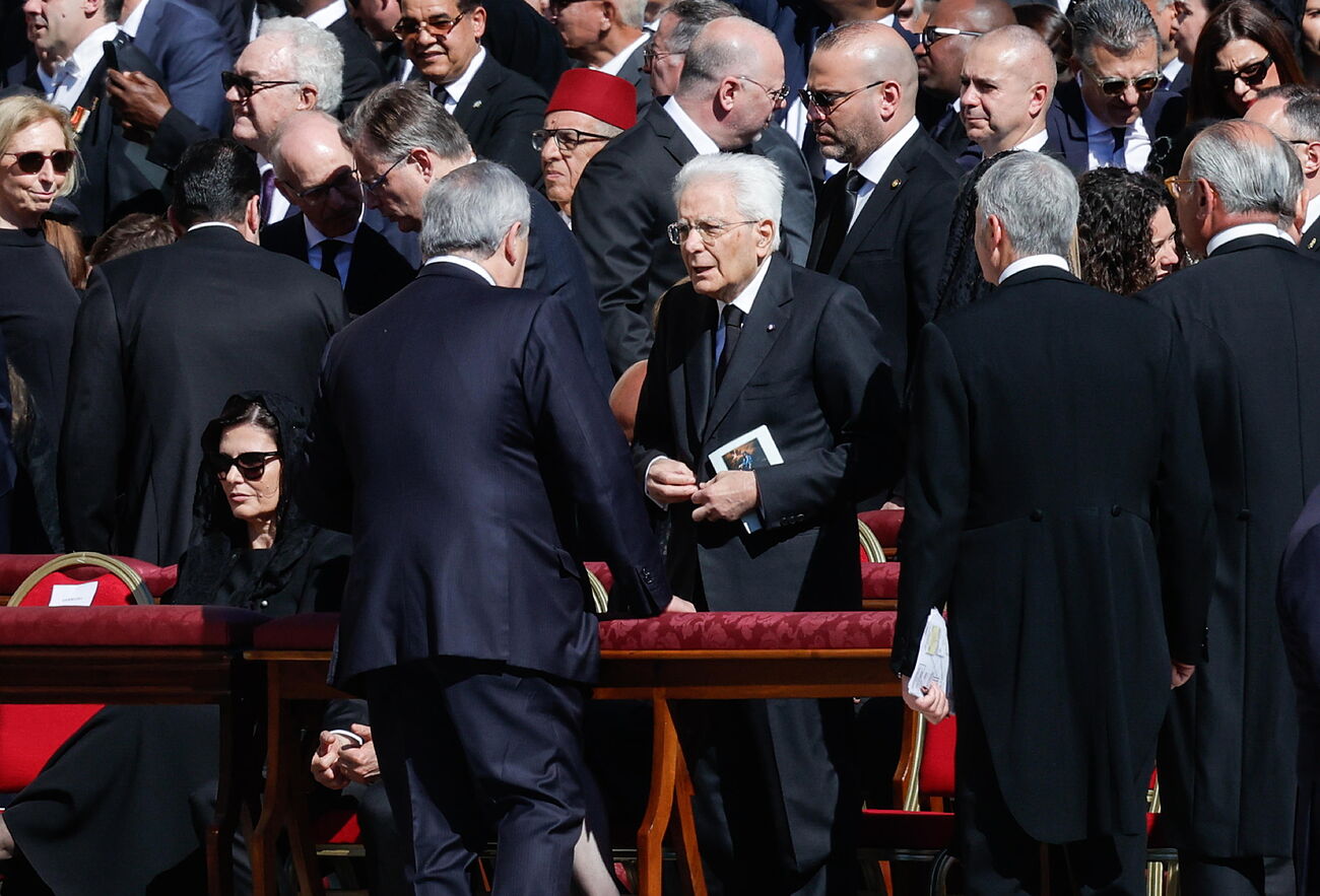 El presidente italiano Sergio Mattarella y el ministro de Asuntos ...
