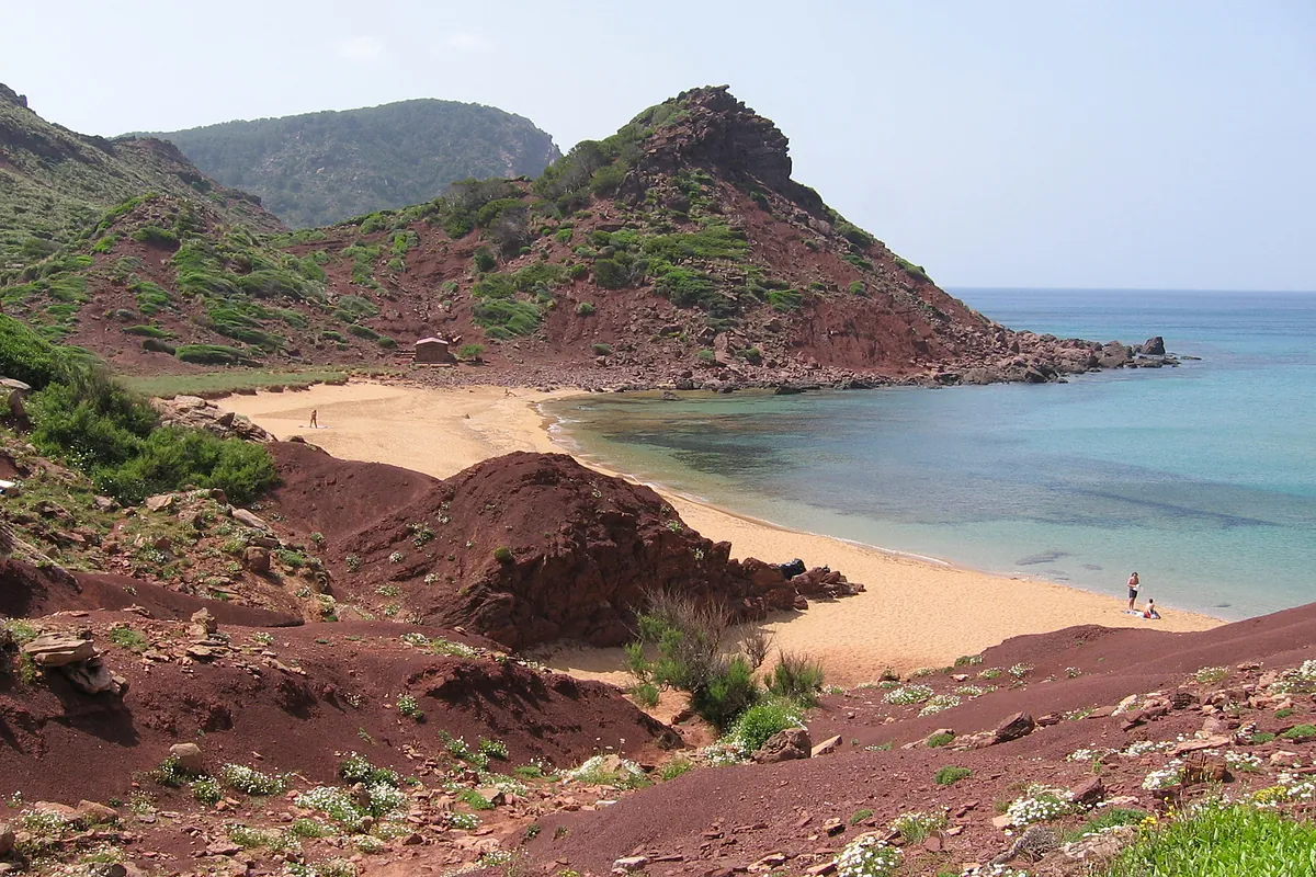La cala roja que parece esculpida en Marte pero está en Menorca ...