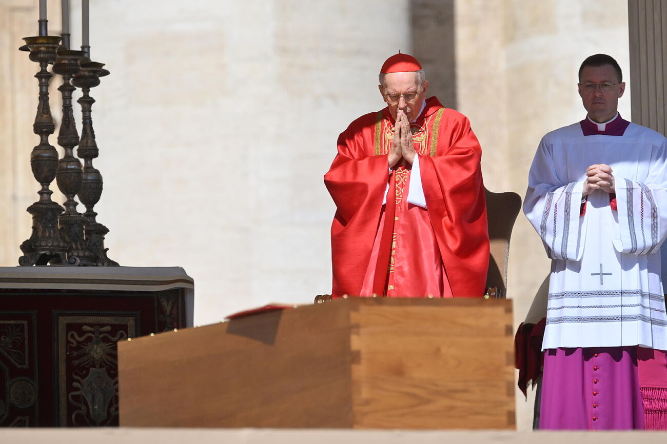El cardenal italiano Giovanni Battista Re oficiando la misa. - Foto 35 ...