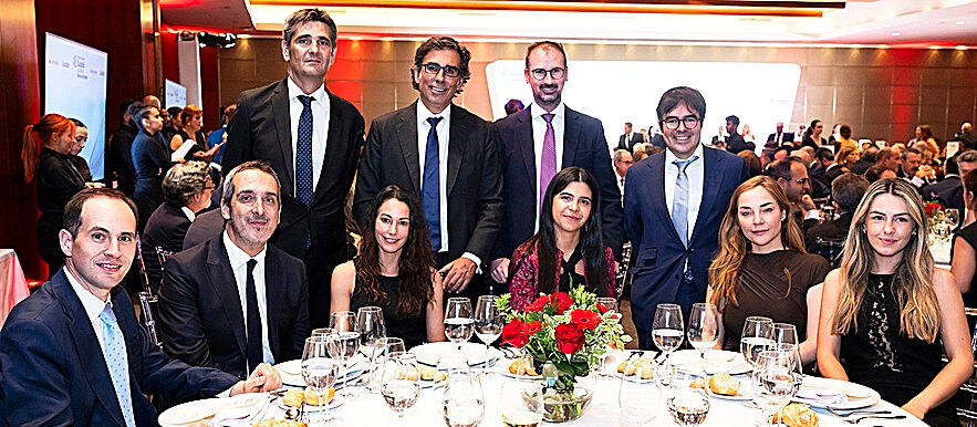 Sentados, Álvaro Martín Talavera (SLJAbogados), Javier Prieto e Irene ...