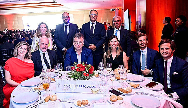 Sentados, Ramute Lukstate y José Antonio Fernández de Alarcón (Monlex); Alberto Campo y Cristina ...