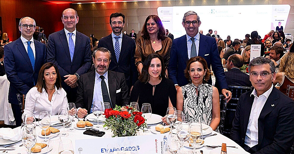 Los socios de EY Abogados, de pie, Rubén Ferrer, Javier Seijo, Ramón ...