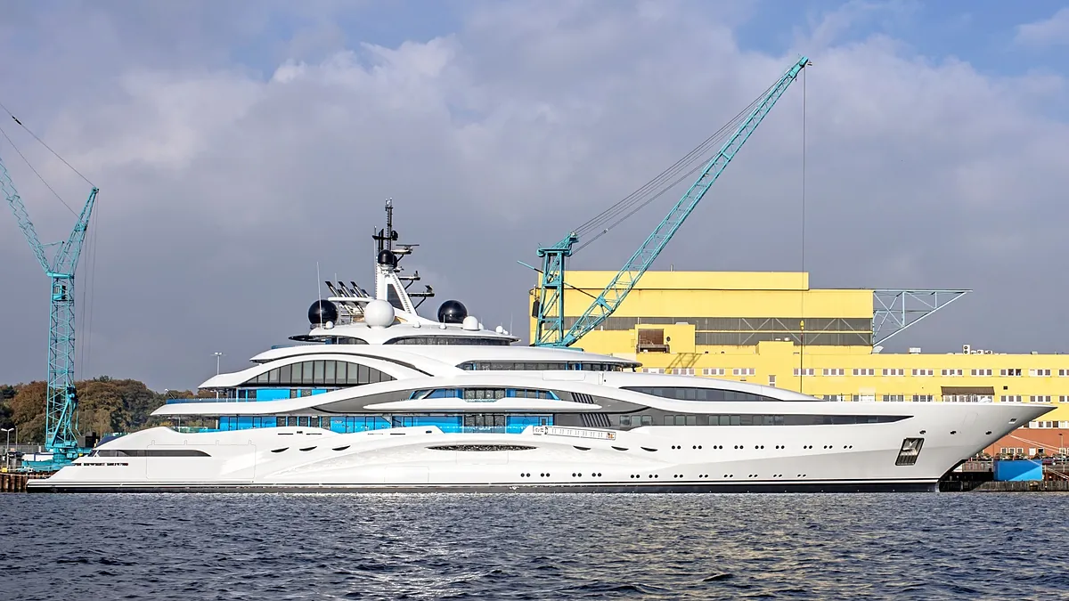 El lujoso mega yate Al Lusail del Emir de Qatar navega majestuoso por ...